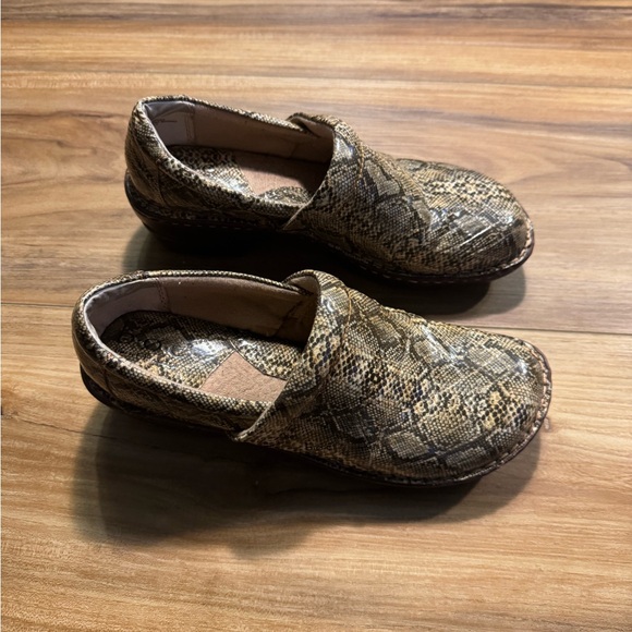 b.o.c. | Shoes | Boc Brown And Tan Snake Print Clogs | Poshmark
